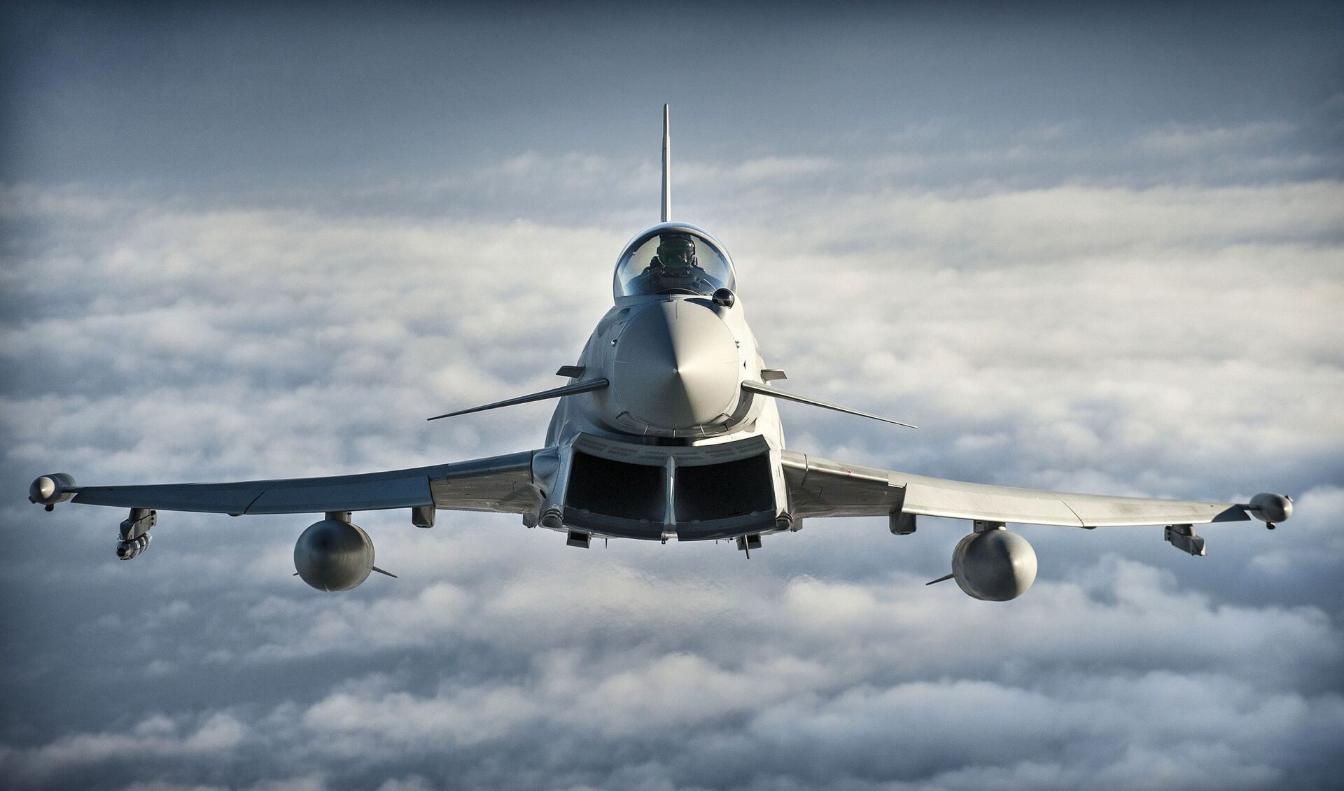 Dos Typhoon de la Fuerza Aérea británica escoltan a un avión ...